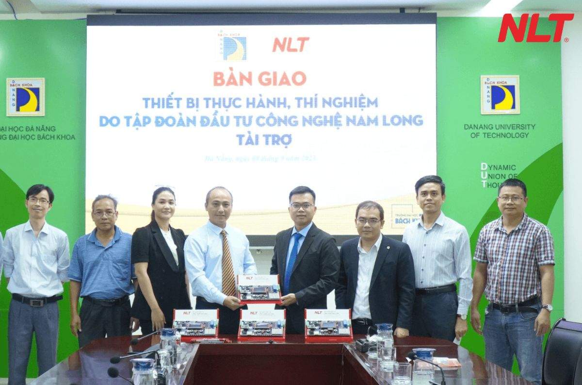 NLT Group trao tặng 4 bộ kit trị giá 500 triệu đồng cho Trường Đại học ...
